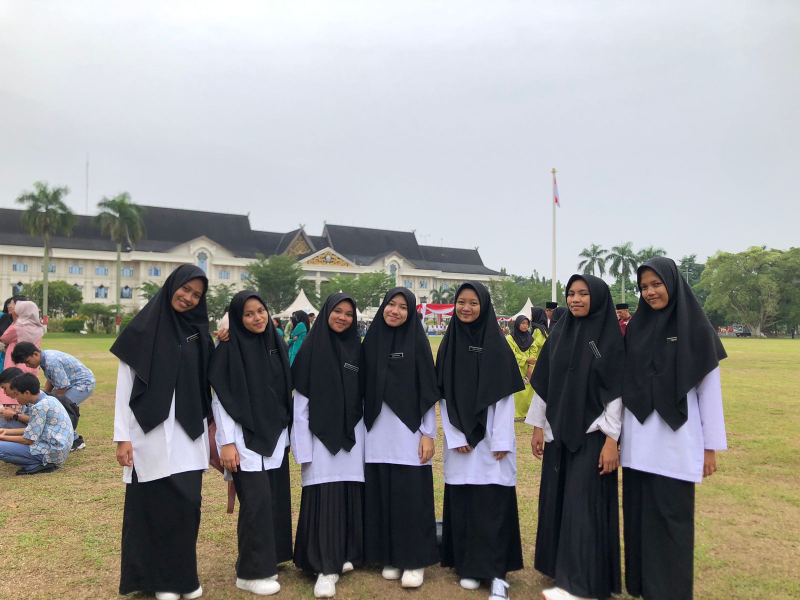 Peserta Didik SMA IMBS Jambi Mengadiri UPACARA HARI KESAKTIAN PANCASILA di Lapangan Kantor ...